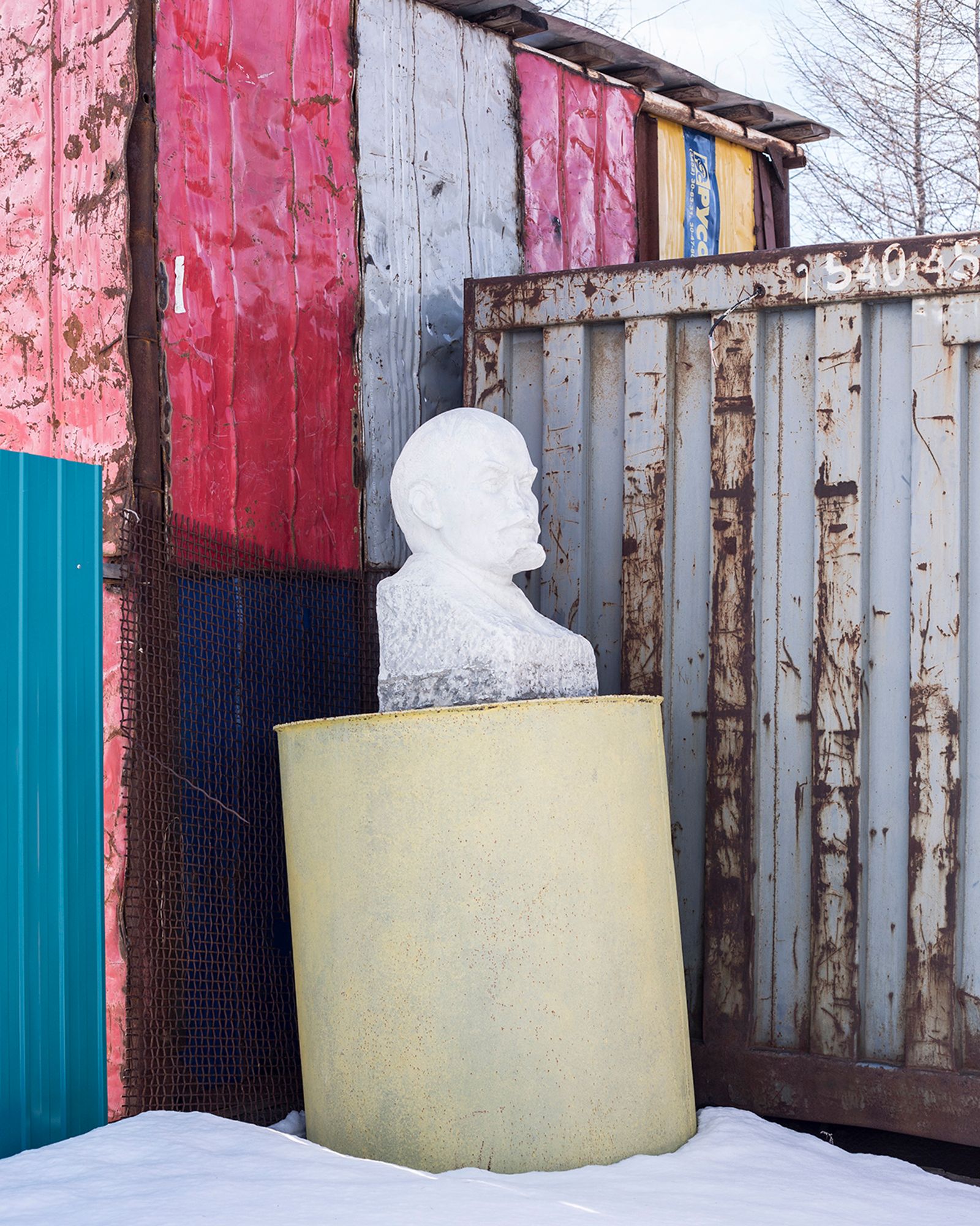 The White Contrast of a Vibrant Collectivity - PhMuseum