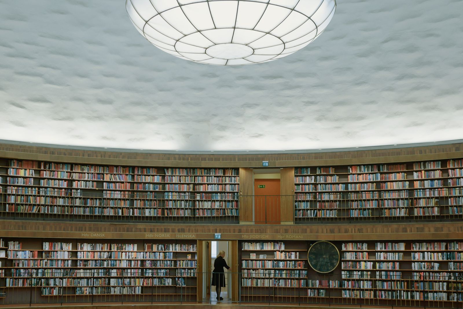 A frame from an imaginary movie - PhMuseum